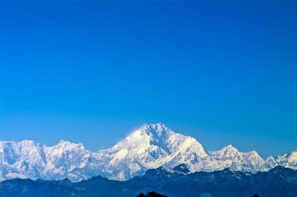 Scientists make huge discovery as Everest no longer world's tallest ...