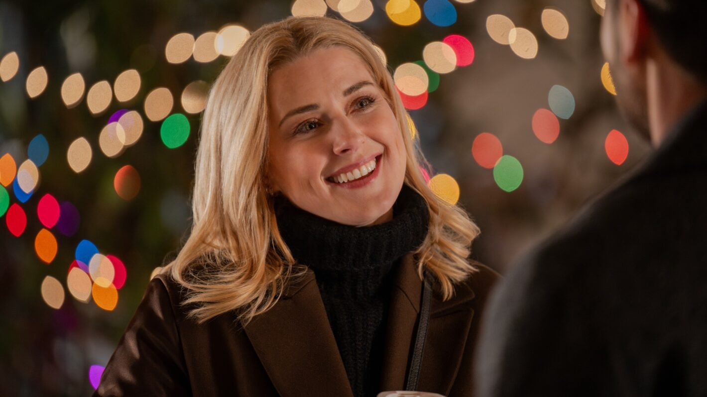 Did Alexandra Breckenridge actually sing in 'My Secret Santa'?