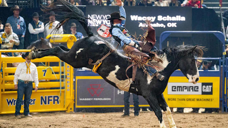 Bareback rider overcomes major obstacle minutes before round four win