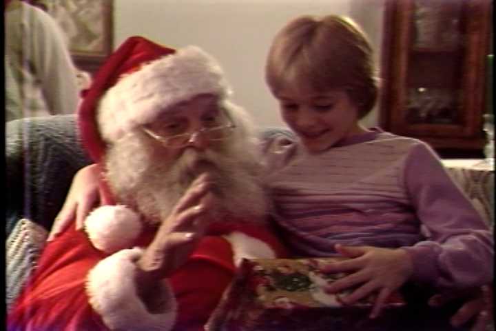 Iowa couple dresses up as Santa and Mrs. Claus in 1985, bringing joy ...