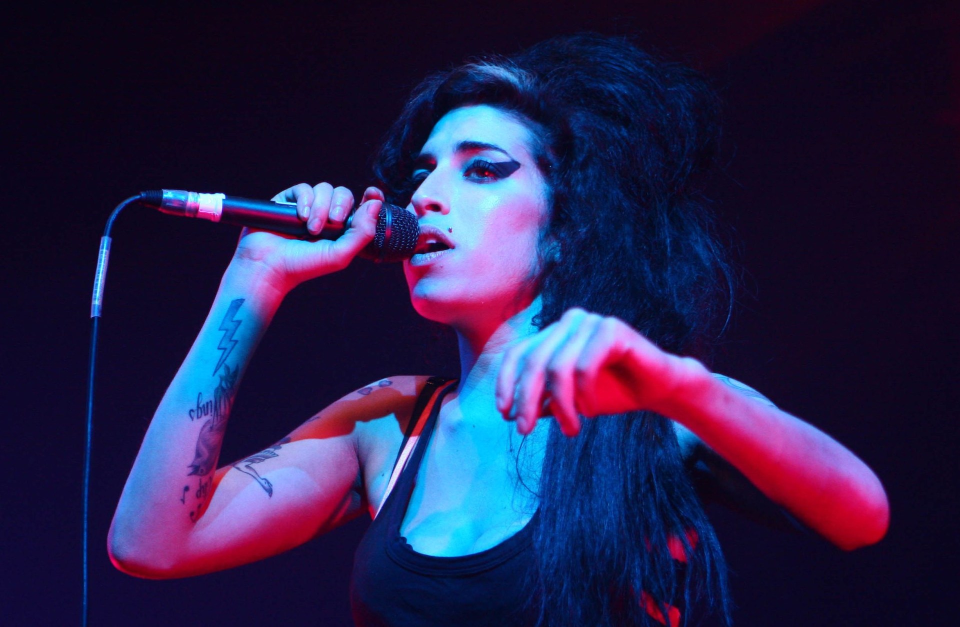 Amy Winehouse's dad sues friends over sold belongings