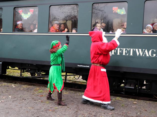 Verzückte Fahrgäste: Nikolaus und Elfe fahren mit der Sauerländer Kleinbahn