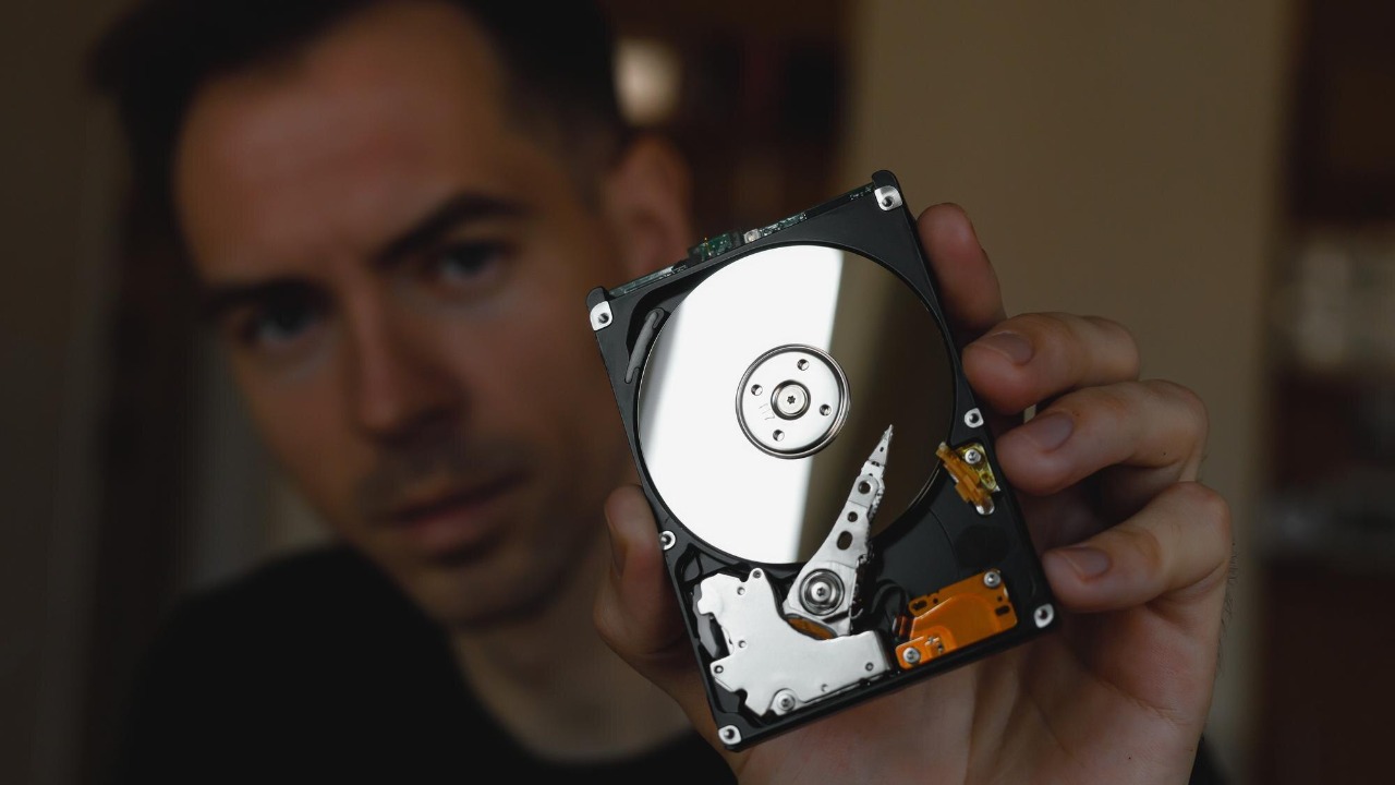Your deleted files haunt old hard drives, here's how to purge them