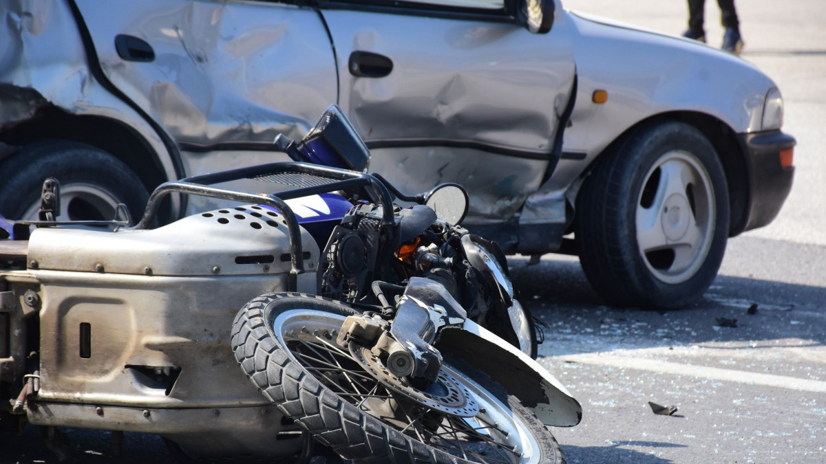 Στο νοσοκομείο 23χρονη οδηγός μηχανής στην οδό Ιωαννίνων - Αθηνών μετά ...