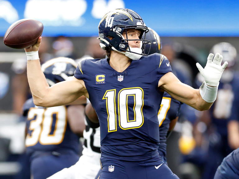 Chargers QB Justin Herbert to play vs. the Eagles on MNF