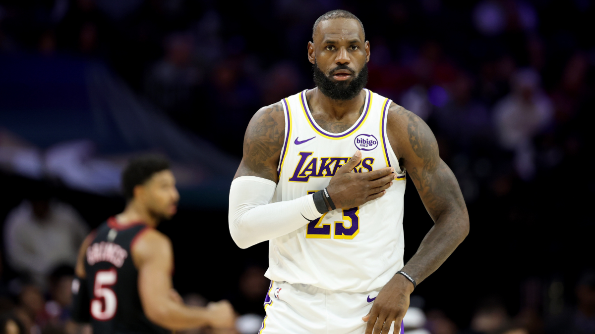 LeBron brings a sleeper Nike colorway to the floor in a clutch showing