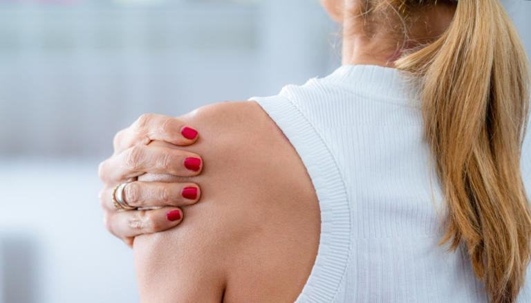 What rotator cuff pain feels like and the stretches that ease shoulder ...