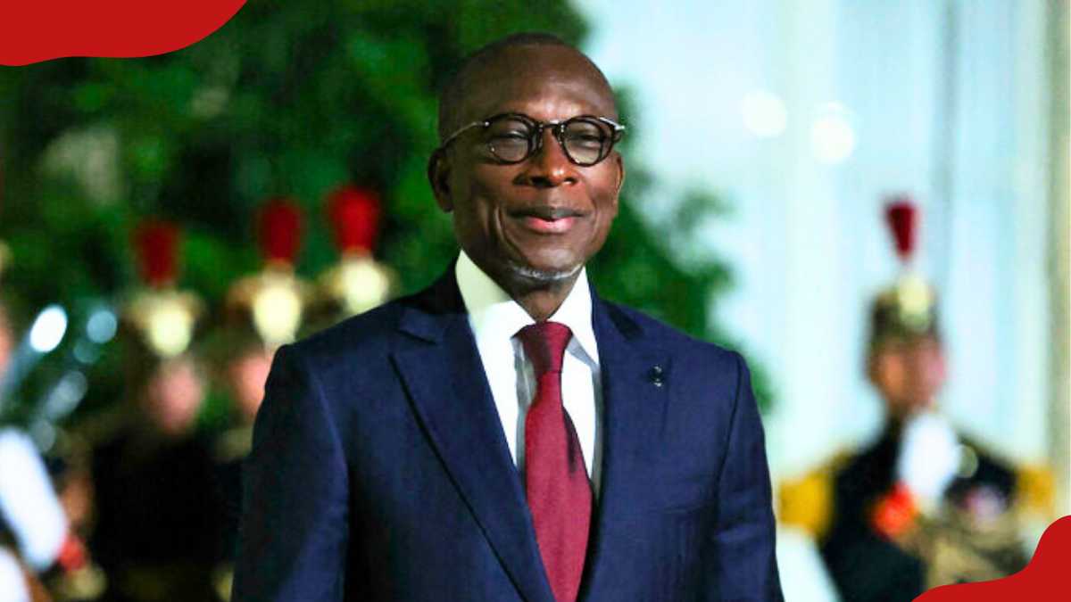 Benin: President salutes soldiers as he returns to state house after ...