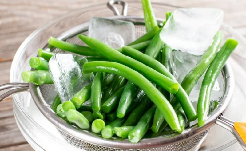 Vì sao nhiều loại rau và thực phẩm cần được chần trước khi nấu?