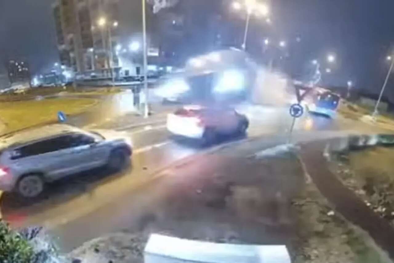 Stunning video captures Mercedes-Benz flying after high-speed collision ...