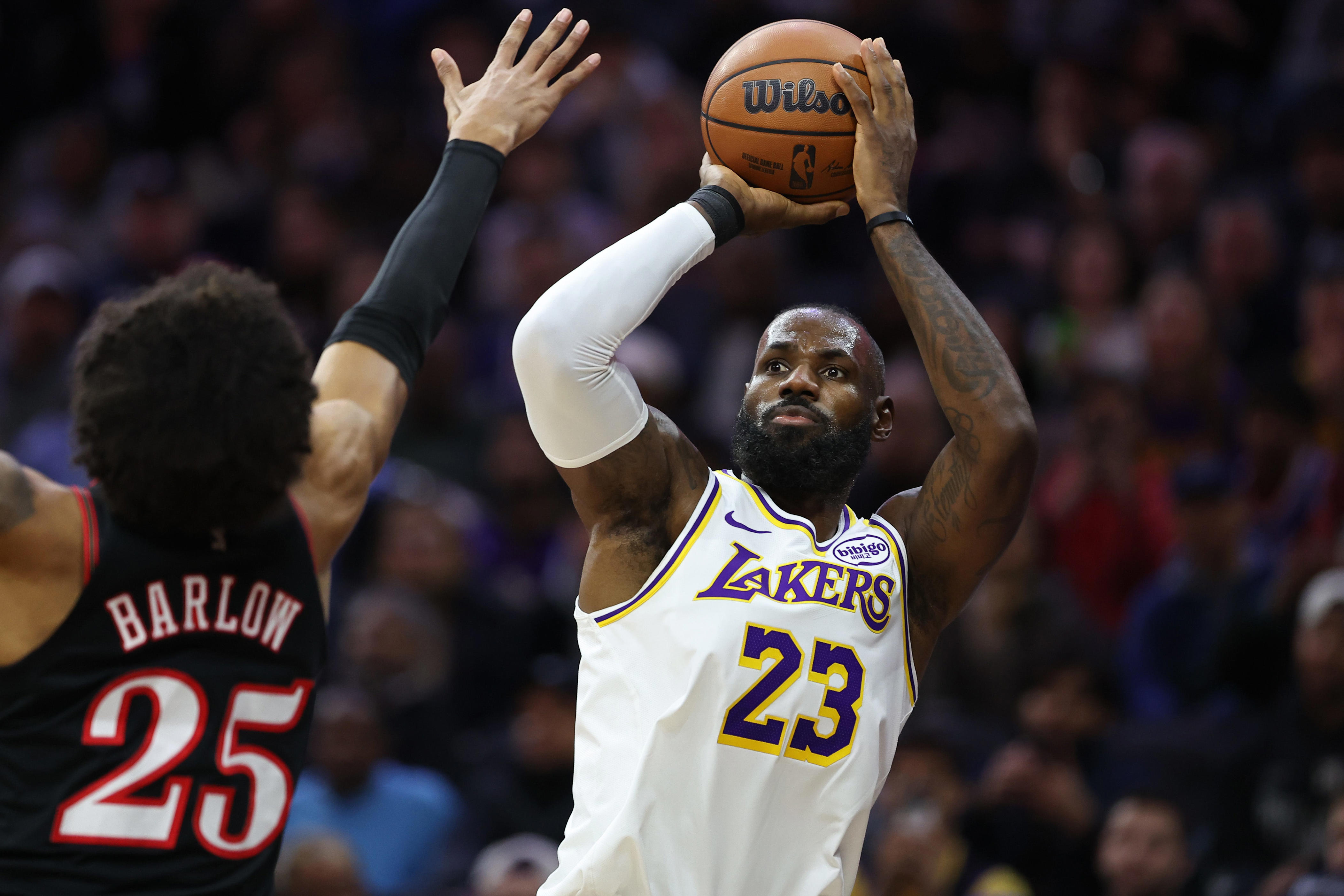 Deandre Ayton compares watching LeBron James take over to 'a movie'