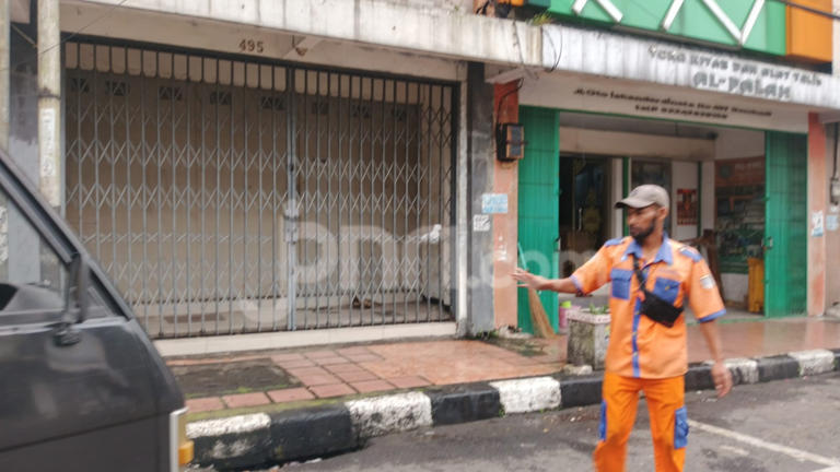 Pria tanpa identitas ditemukan tewas bersimbah darah di trotoar Jalan ...