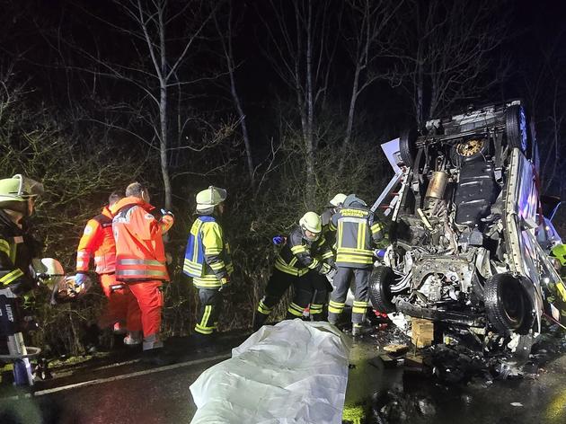 Schwerer Verkehrsunfall auf der LL24 bei Penzing - Transporter ...
