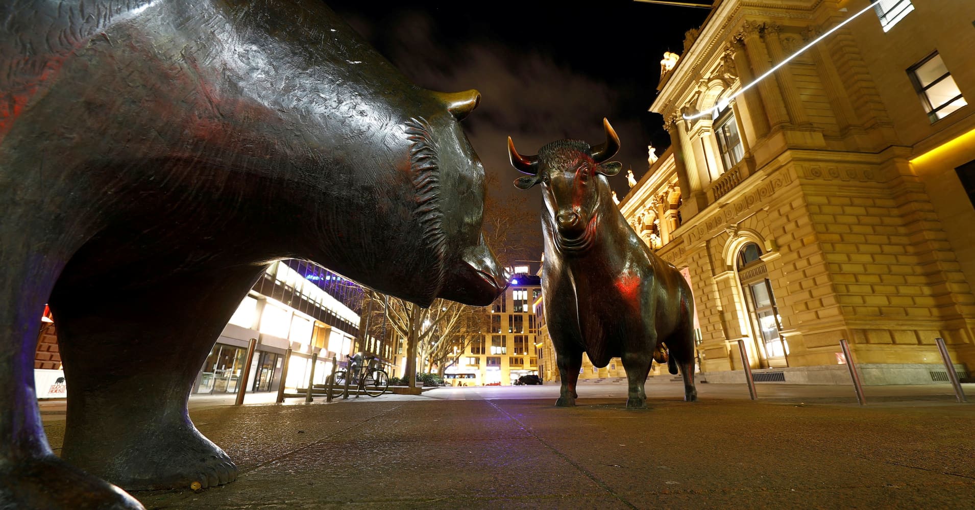 Europe Stoxx 600 closes lower after latest AI-driven sell-off