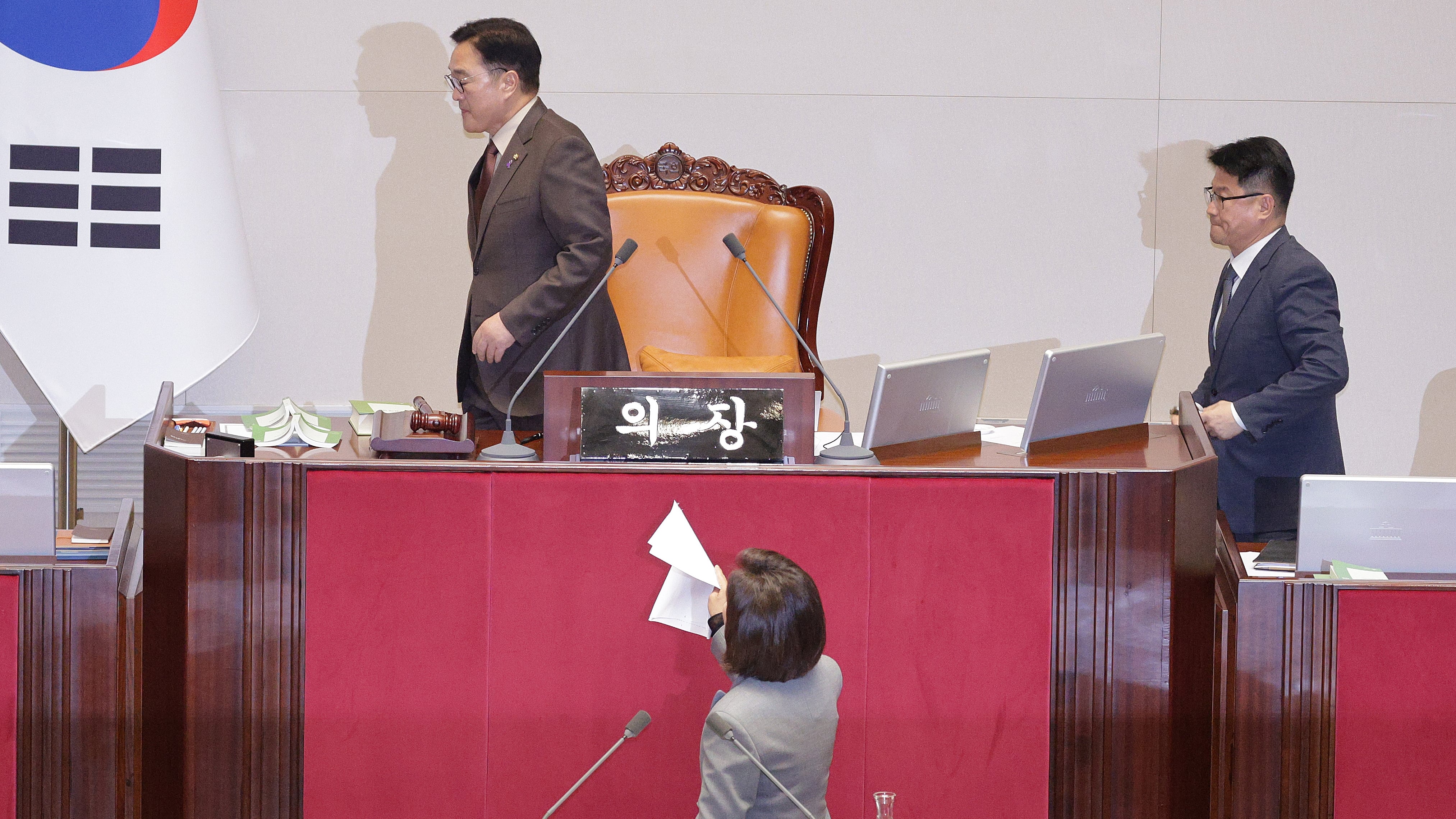 Breaking: National Assembly Speaker Woo Won-shik declares adjournment ...