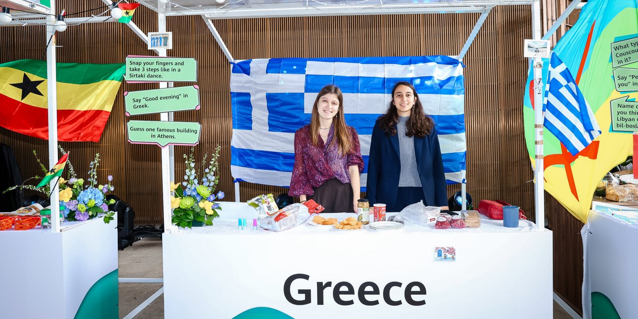 Δύο Ελληνίδες φοιτήτριες στο Κέντρο Καινοτομίας της Huawei: Περιγράφουν ...