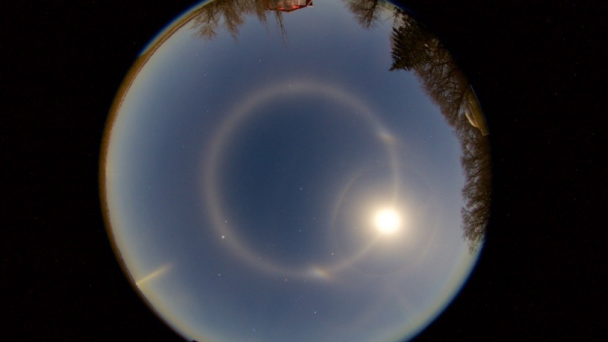Mysterious ghostly ring encircles the moon over Canada. Here's what it was