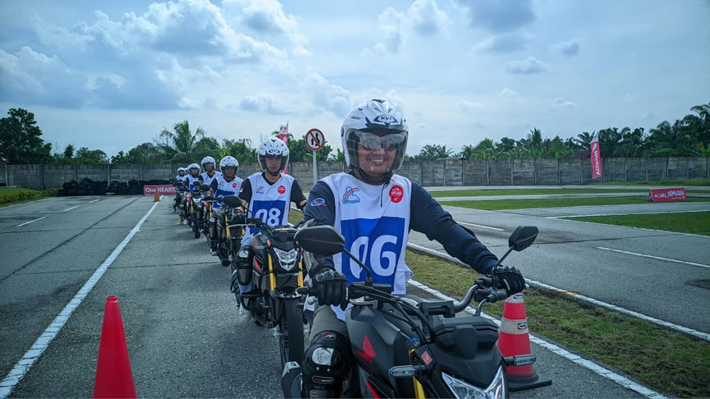 50 bikers dan 17 pelajar adu skill di lomba safety riding Honda