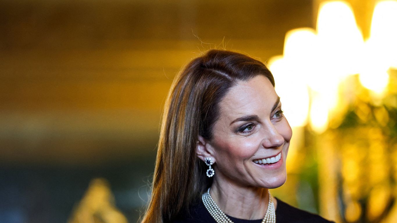 Kate Middleton porte un collier de perles rarement vu issu de sa ...