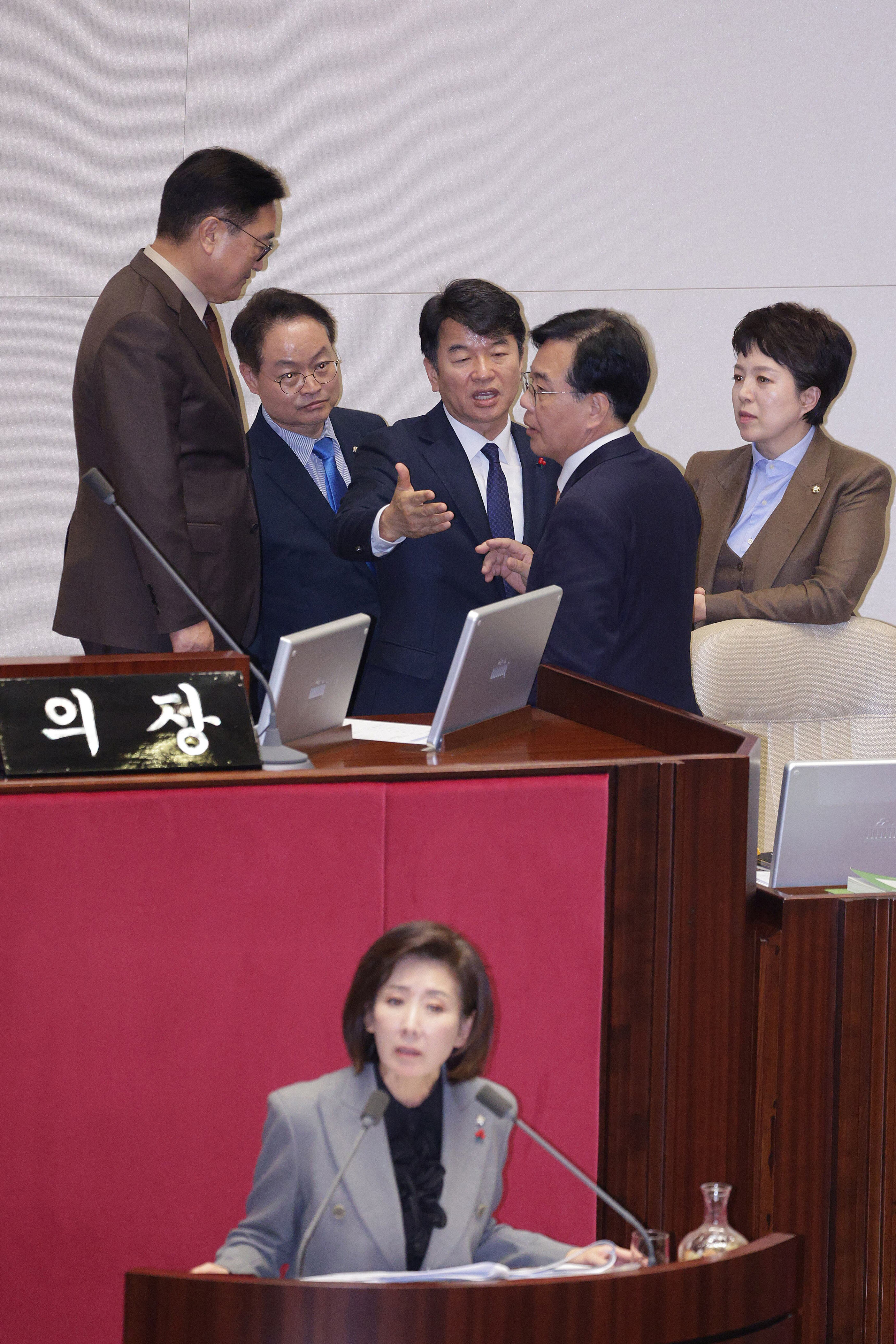 National Assembly speaker Woo adjourns session during People Power ...