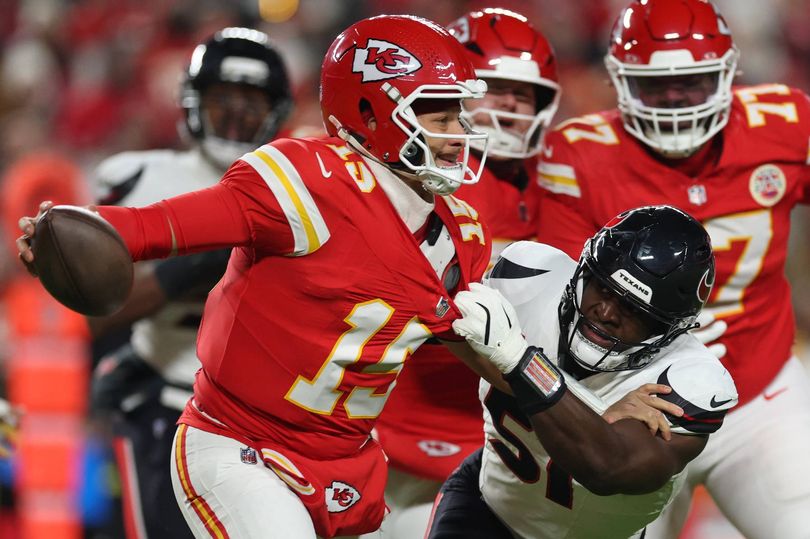 NFL fans accuse Patrick Mahomes of faking knee injury as Chiefs lose to ...