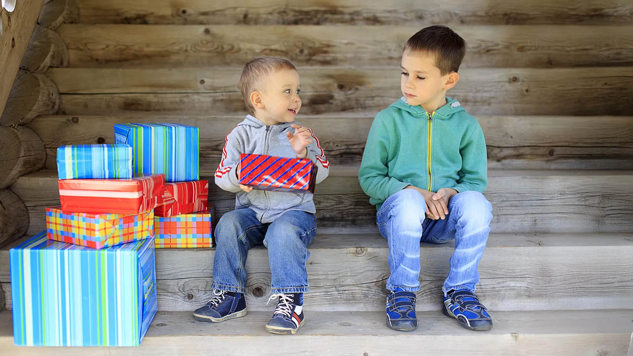 5 signs you were the favorite child and 5 signs you did not fit in