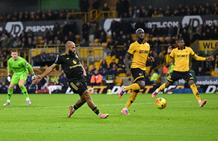 Fernandes, Manchester United crush Wolves, go sixth on ladder