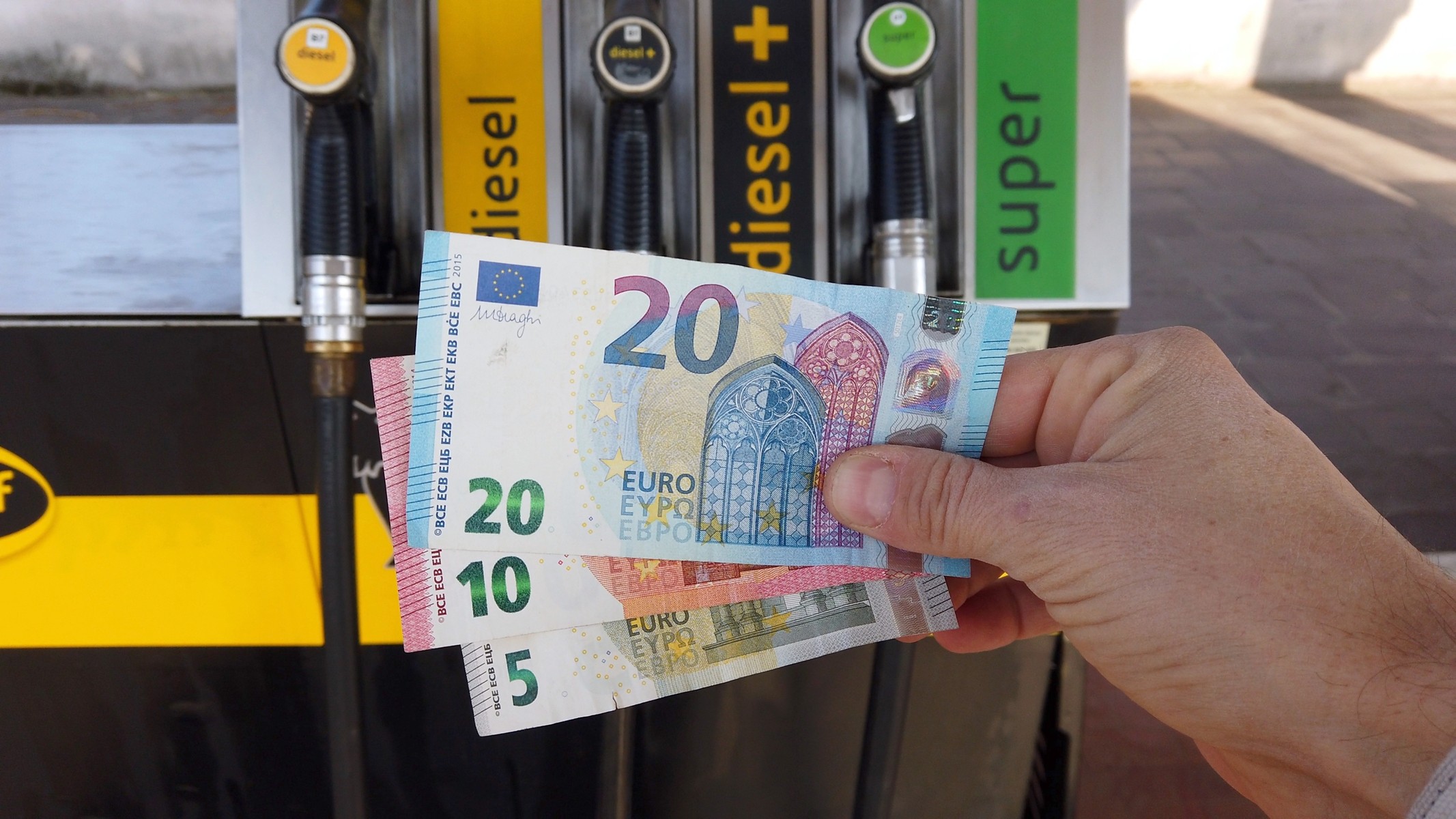 Accijns flink omhoog in 2026: dit ga je extra betalen aan de pomp