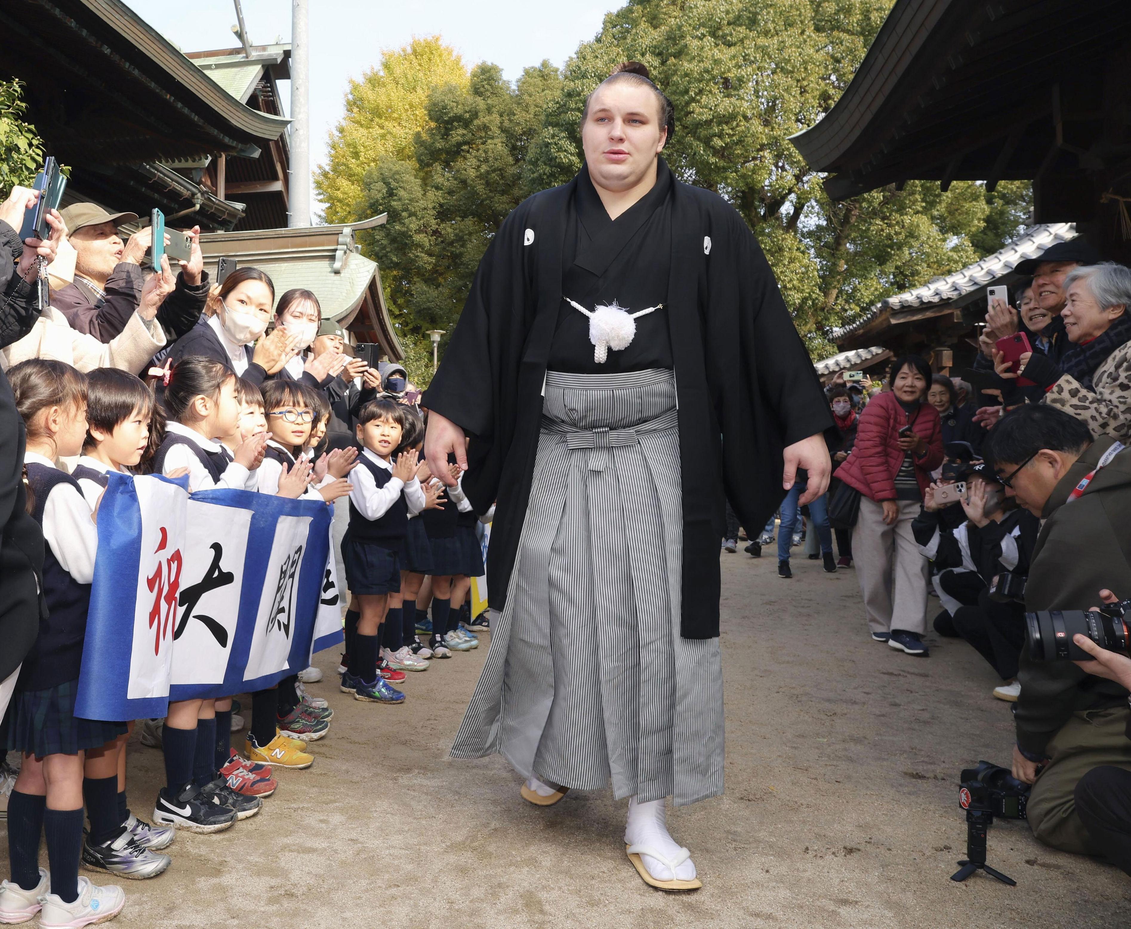 Ukrainian sumo wrestler Aonishiki nears the pinnacle of Japan's ...
