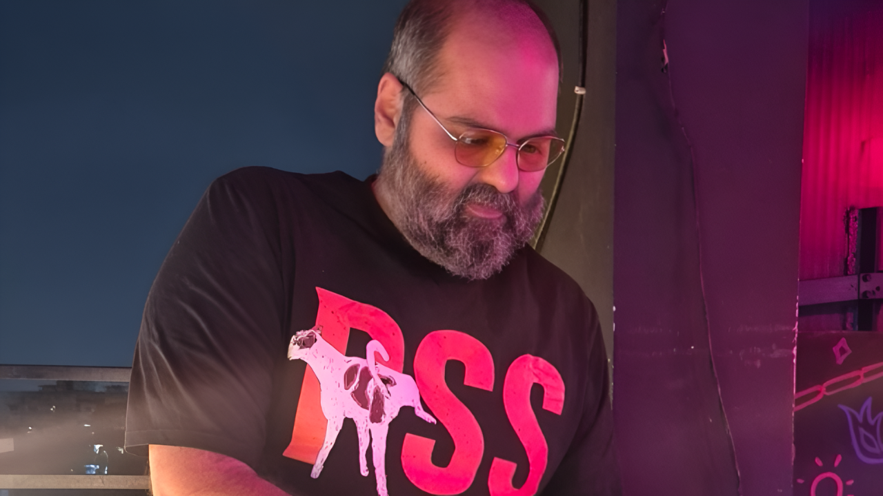 'Not clicked at comedy club': Kunal Kamra wears T-shirt mocking RSS ...