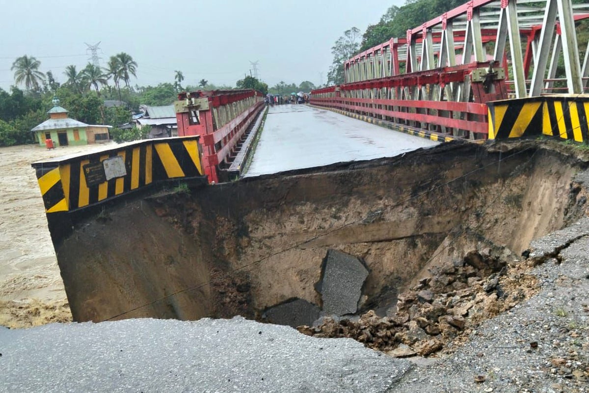 Landslides and flash floods on island leave at least 10 dead