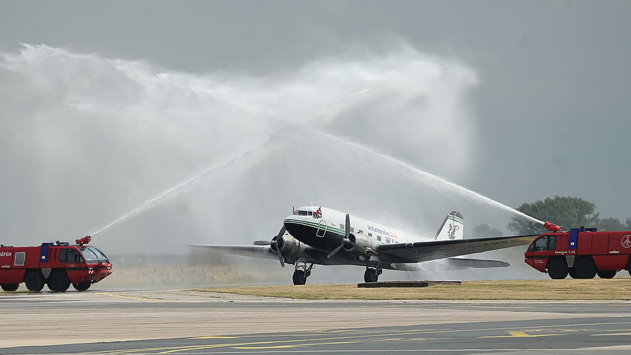 Why Planes Get Sprayed With Water Before Take-Off: The Real Reason Revealed