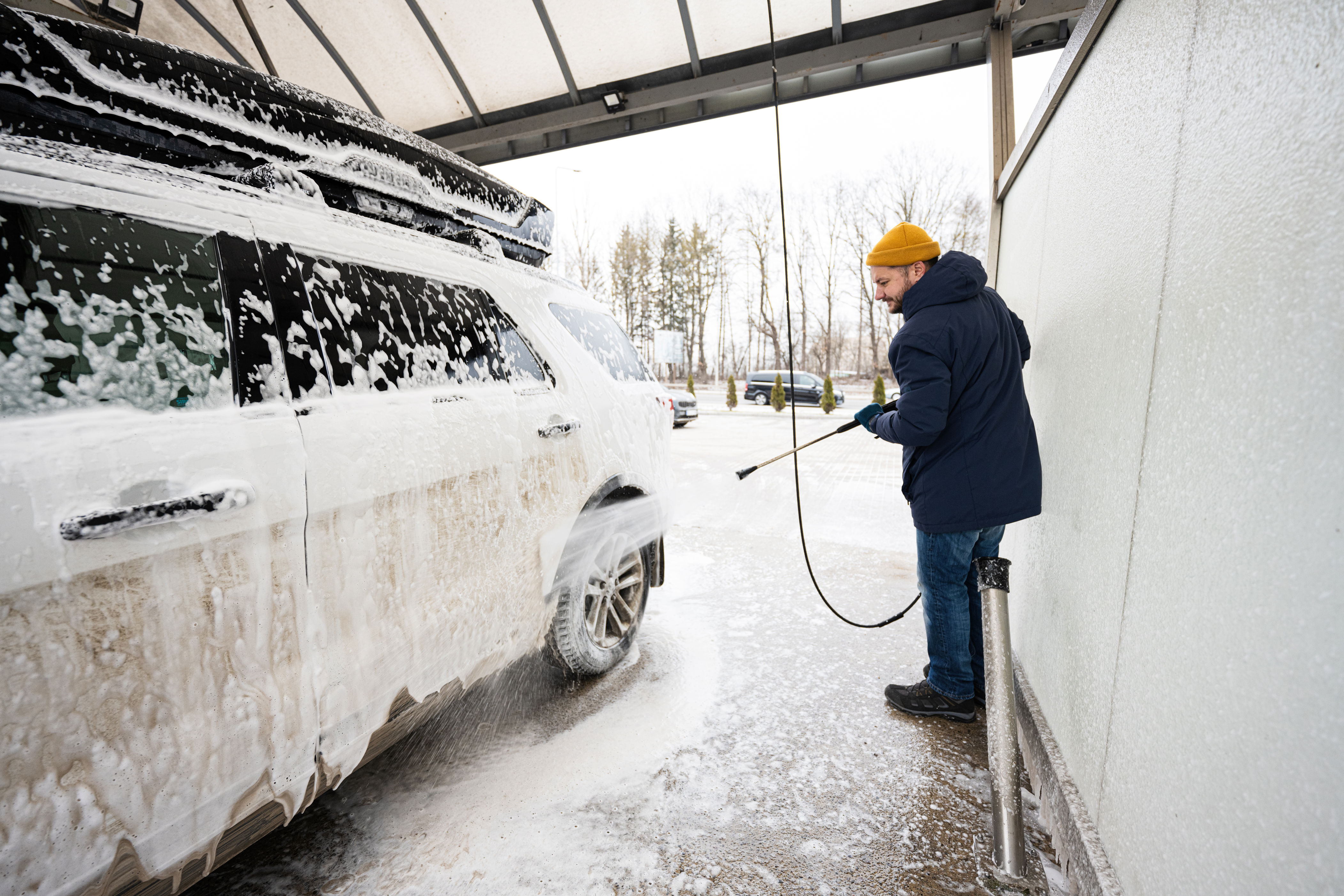 Auto wassen bij vorst: waarom niets doen funest is voor je lak (maar ...