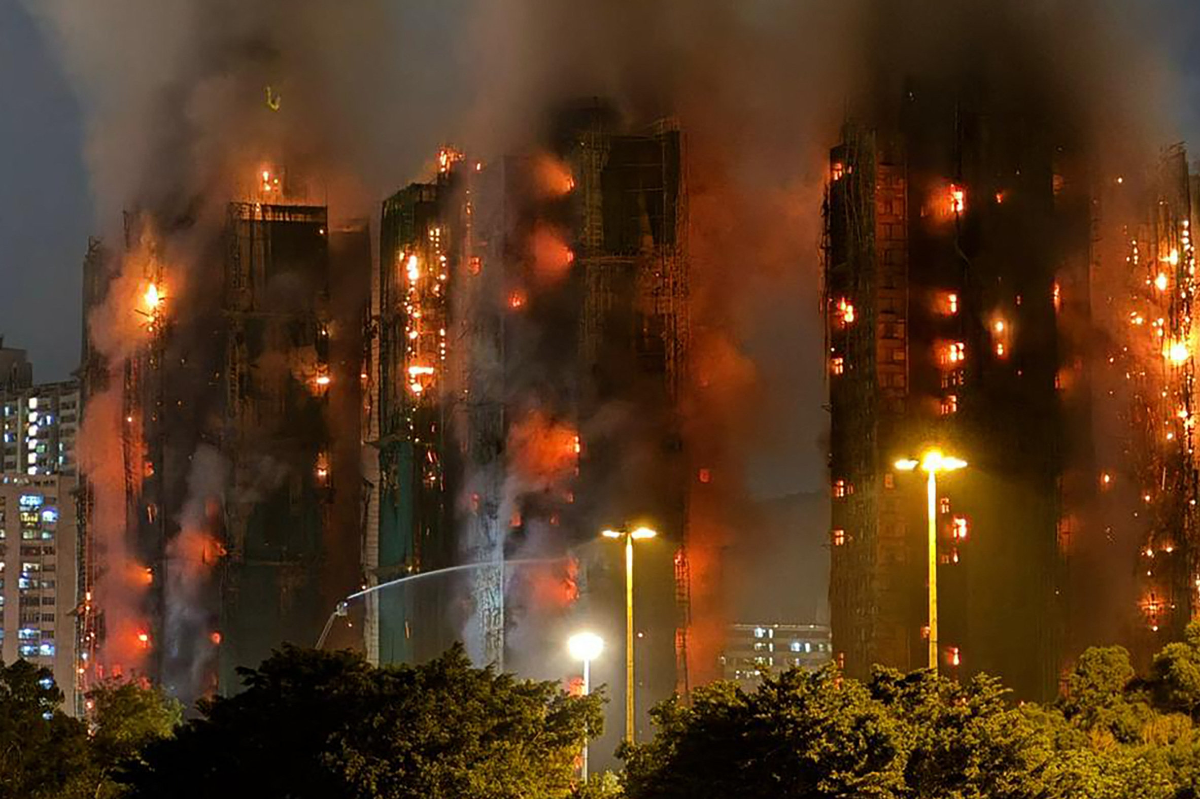 Fire mister livet i brændende boligblokke i Hongkong