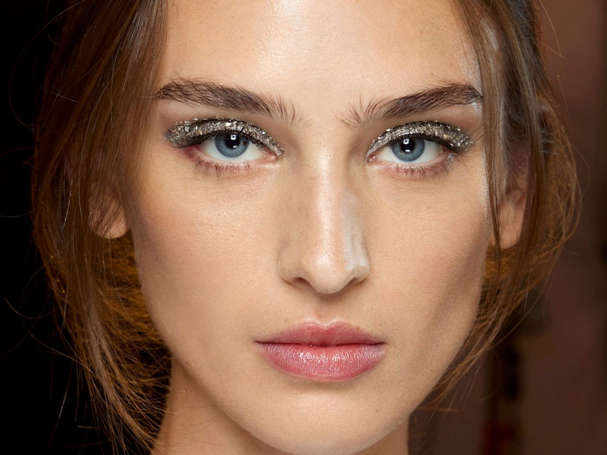 Glitter Frost Eyes: Η γιορτινή τάση στο μακιγιάζ που κάνει το βλέμμα ...