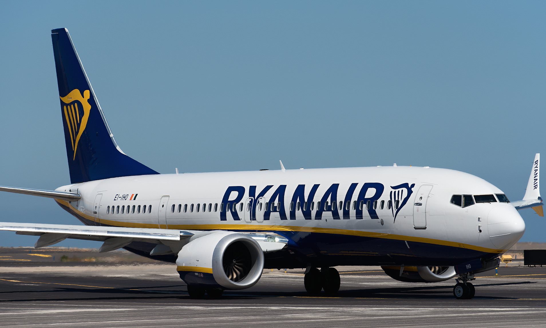 Ryanair blasted by angry mother after nuts sold on flight despite son's ...