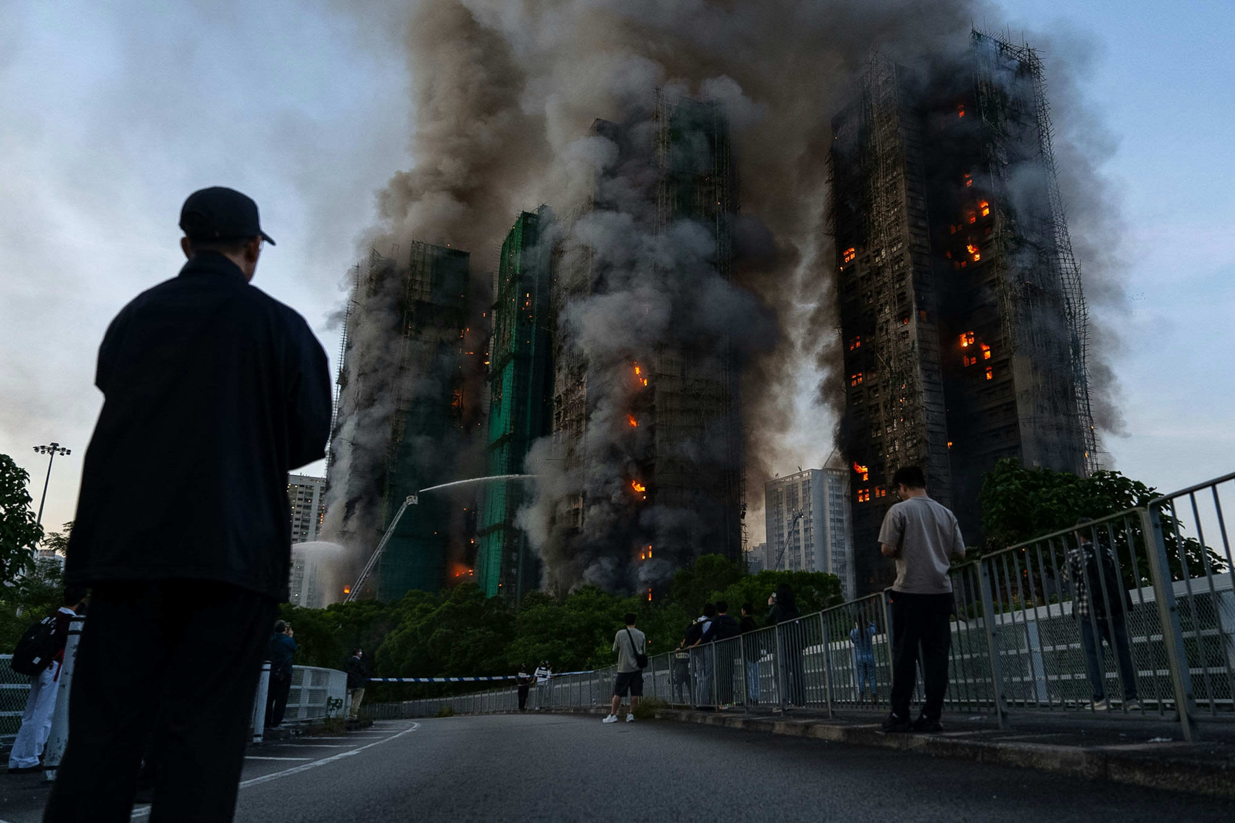 Großbrand in Hongkong: Riesiges Feuer in Wohnanlage – viele Tote