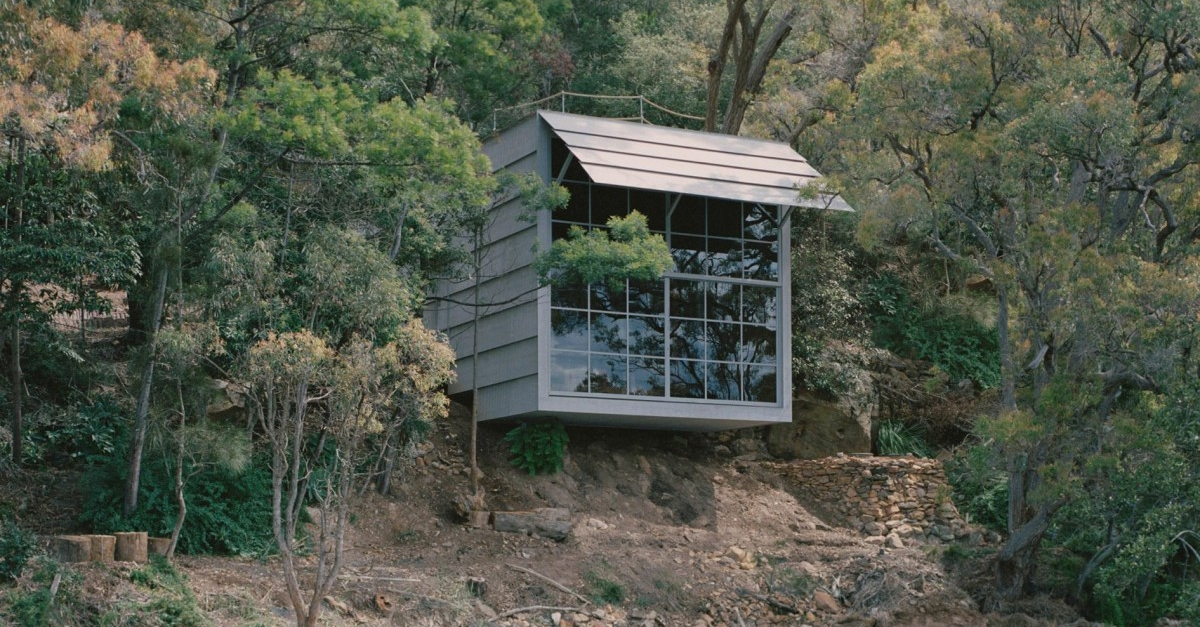 Esta cabana na Austrália parece flutuar sobre um riacho