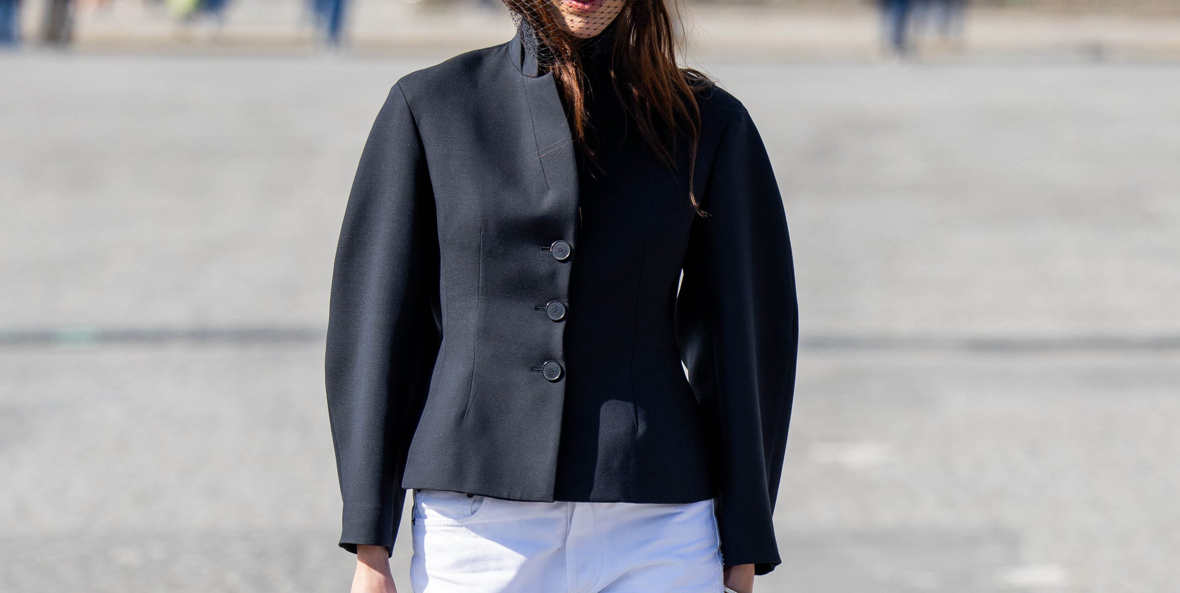 Cómo combinar bien los vaqueros blancos en invierno en 11 looks clásicos