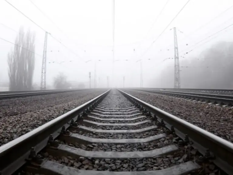 V Roudnici vlak opět strhl trakční vedení, provoz na koridoru je zastavený