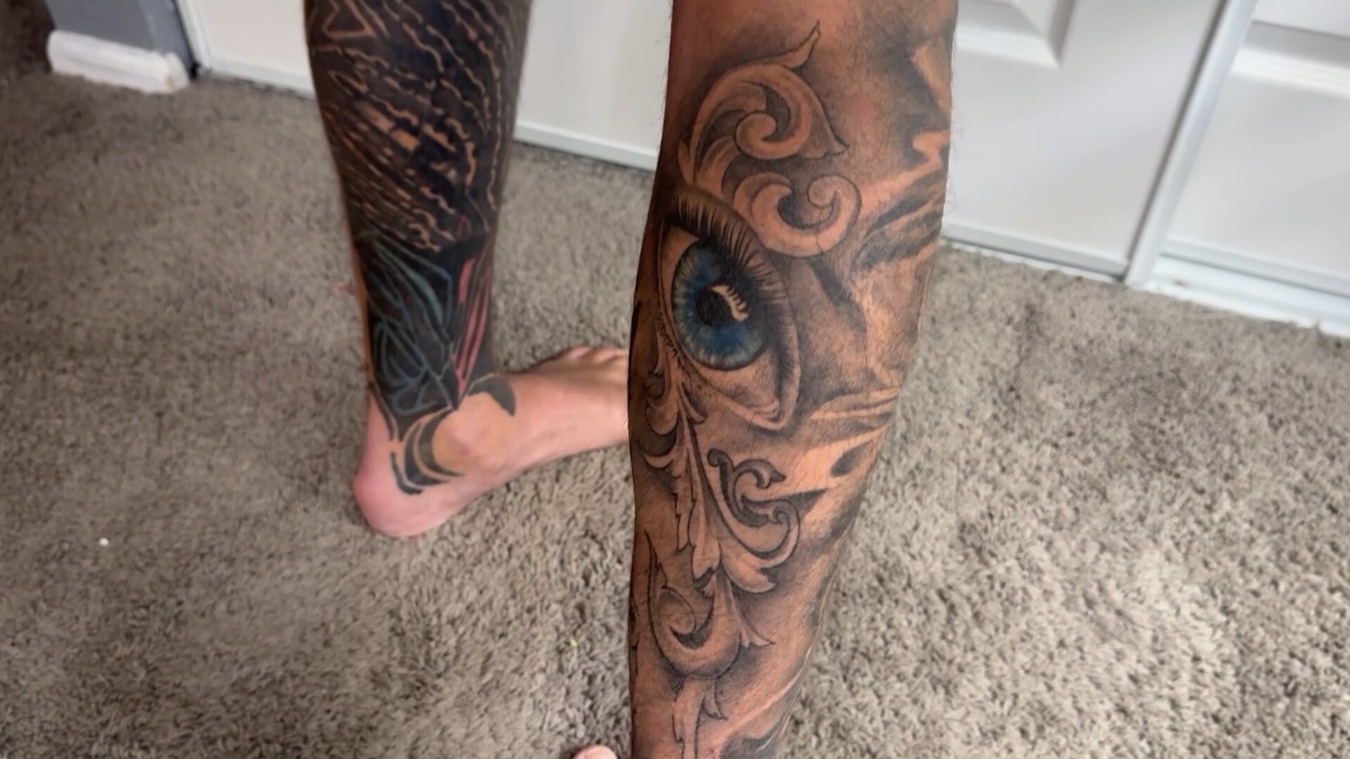 Le plus grand nombre de globes oculaires tatoués sur le corps 100 sur ...