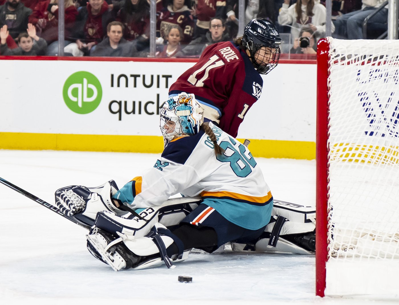 Abby Roque's between-the-legs beauty lifts Victoire against her former team