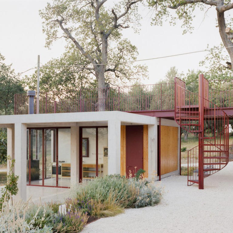 Mecozzi Verdini connects Italian villa to concrete annexe using red ...