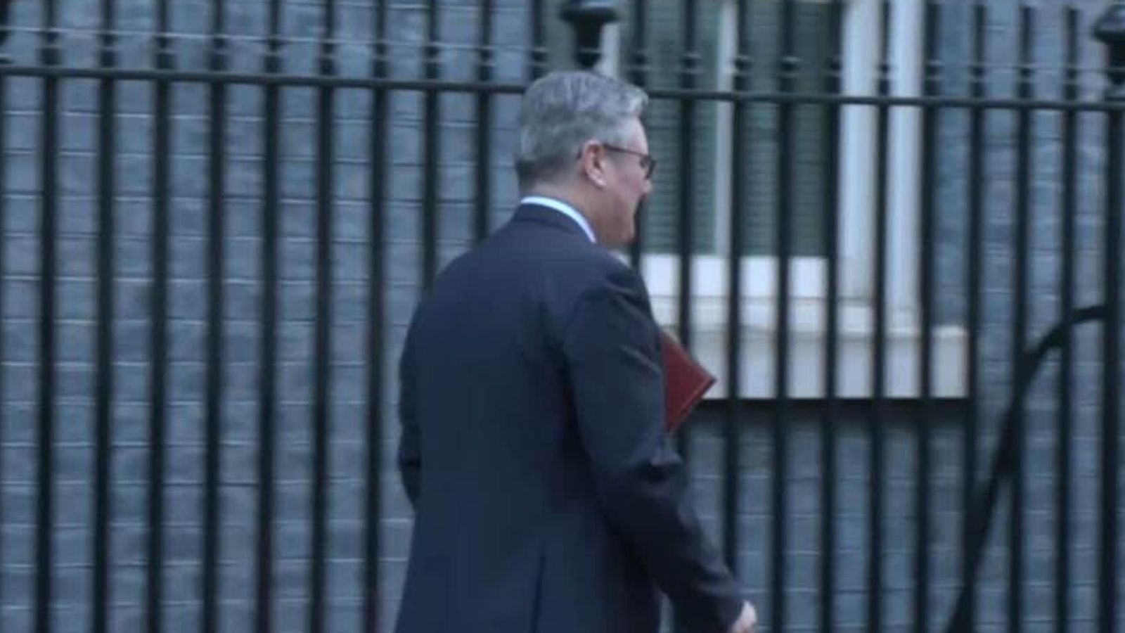Starmer leaves No 10 to chorus of horns