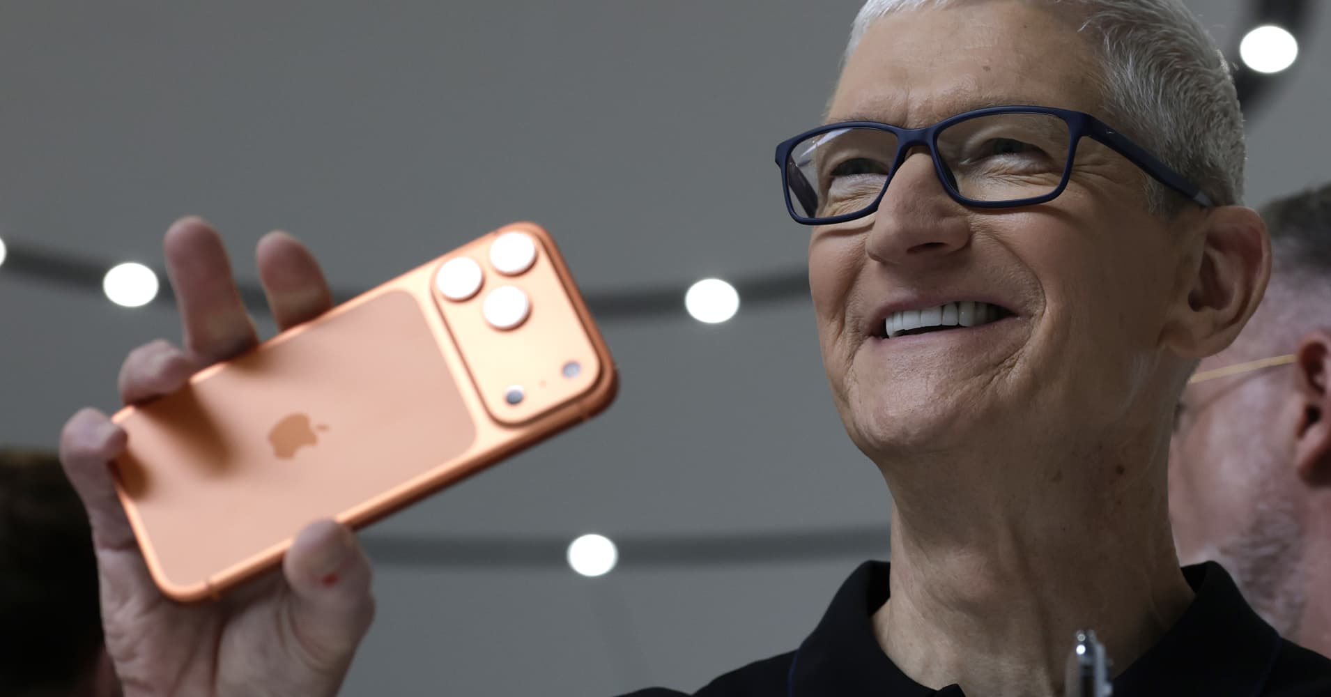 Apple iPhone shipments to beat Samsung for the first time in 14 years ...