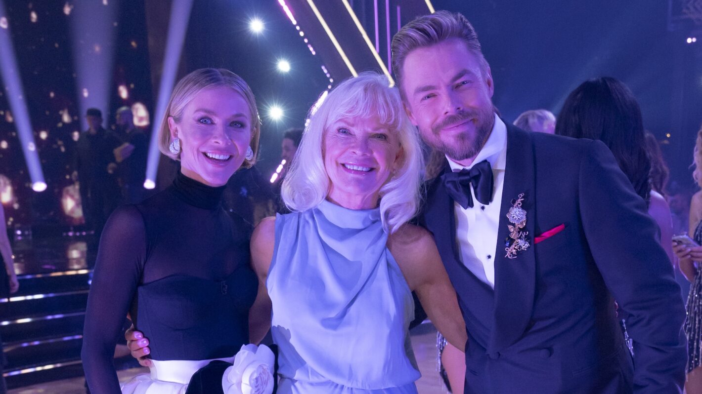 Derek & Julianne Hough’s Mom Makes Rare Appearance at ‘DWTS’ Finale