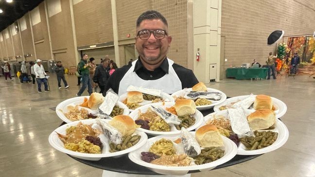 Raul Jimenez Thanksgiving Dinner to Serve 25,000 in San Antonio