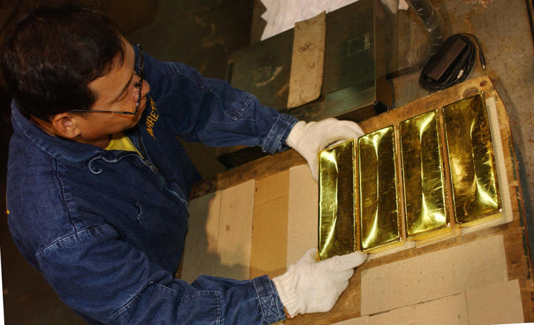Why gold prices could soar another 20% next year, according to top Wall ...