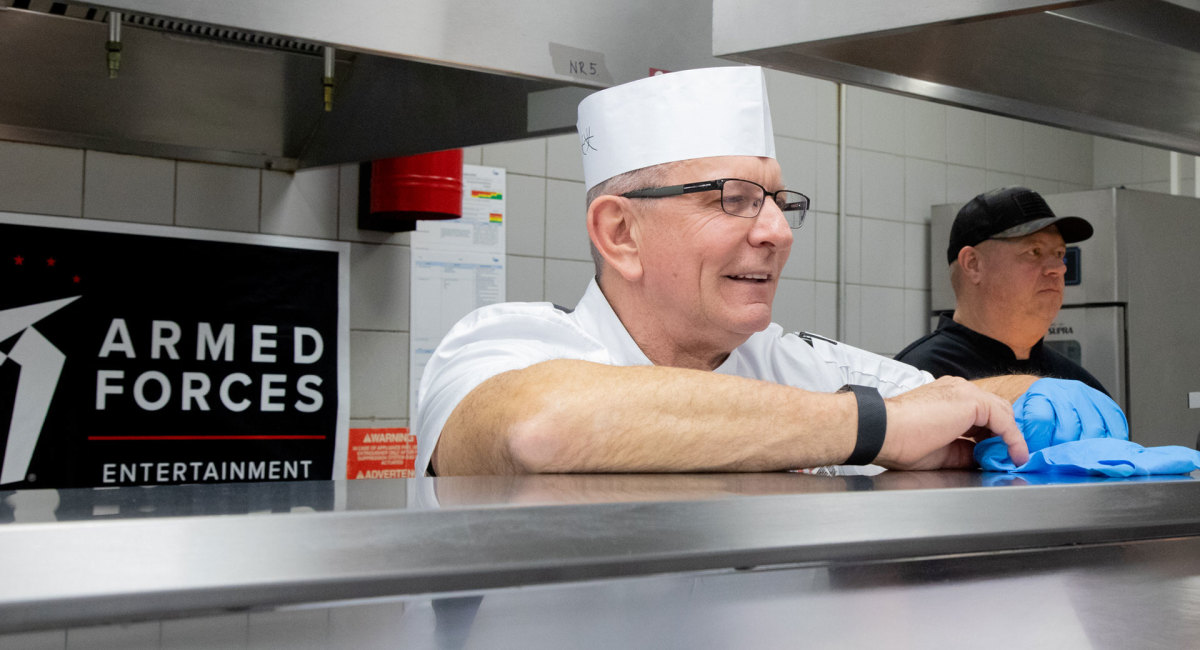 Robert Irvine Brings a ‘Taste of Home’ to Deployed U.S. Troops For ...