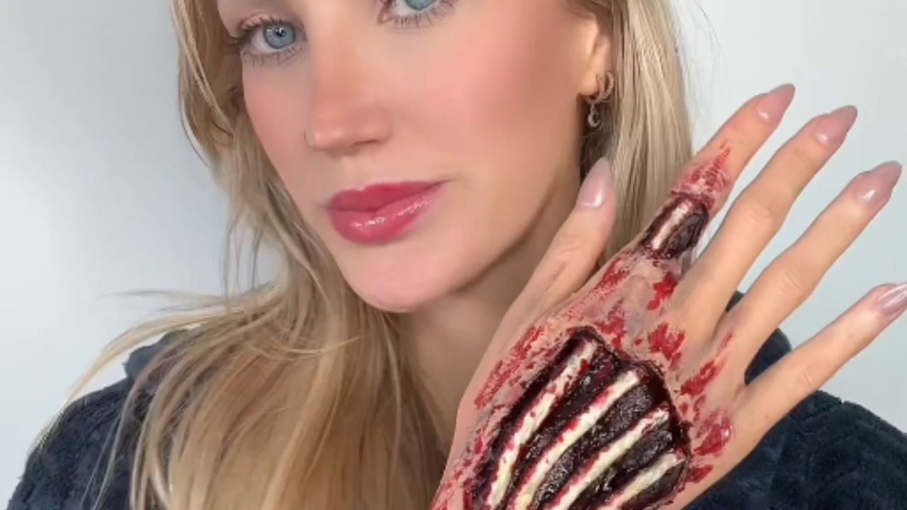 Artist reveals the secret to create realistic exposed hand bones with SFX